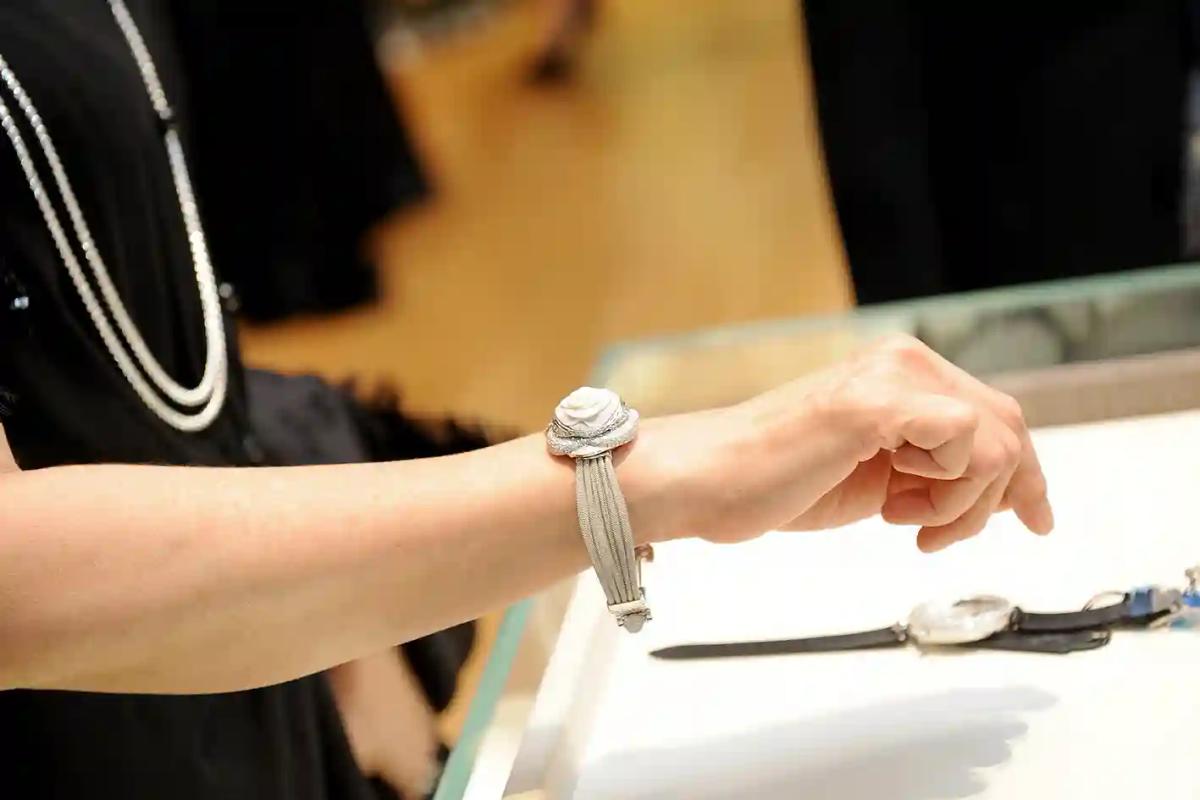 Apa Saja Kebutuhan Tersier? Ini Contoh dan Perbedaannya dengan ...